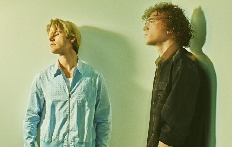 Ofenbach de retour avec un nouveau tube ! • Fréquence 3