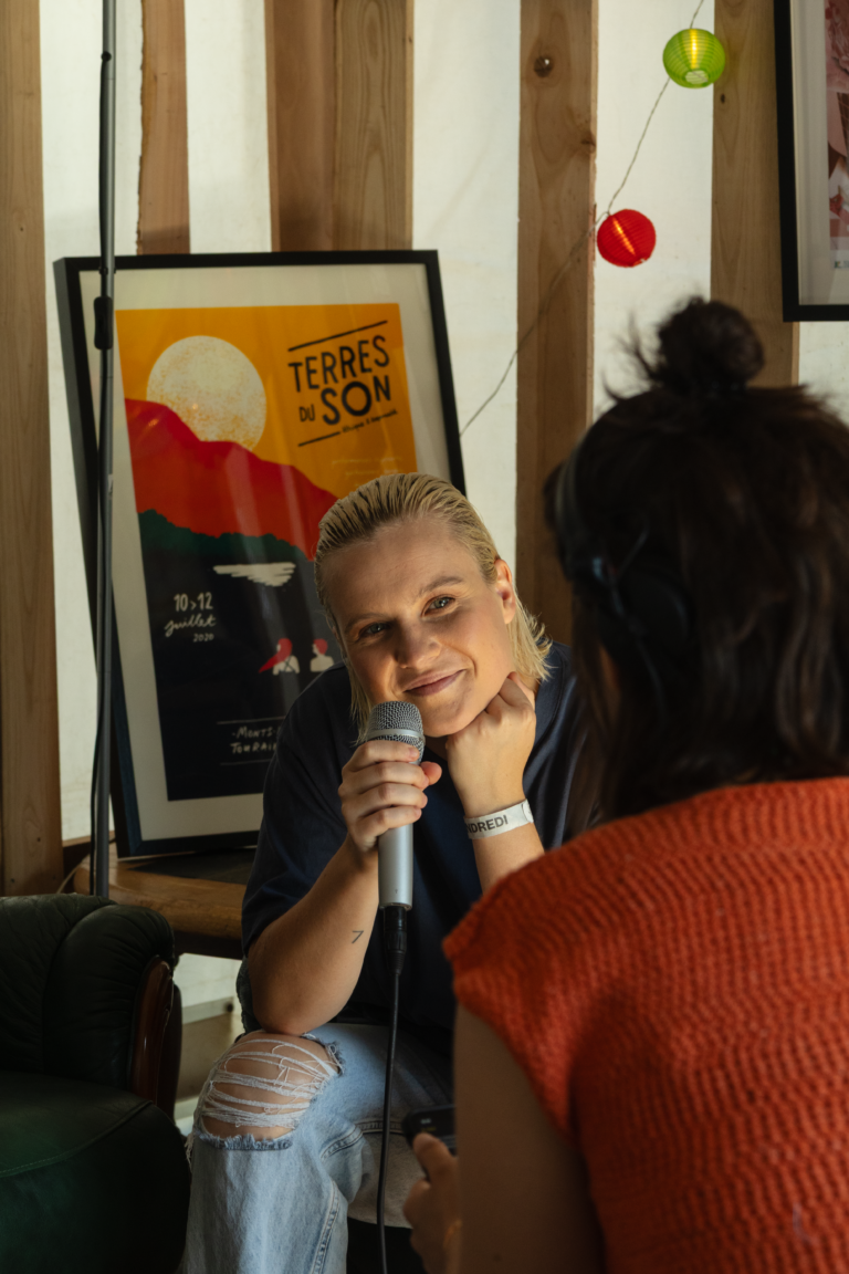 Terres du Son 2025 : Découvrez l'interview d'Emma Peters • Fréquence 3